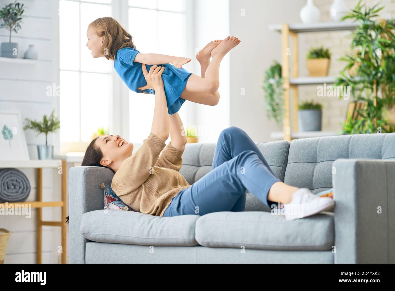 Bonne fête des mères ! Maman et sa fille fille fille fille jouent, sourient et embrasent ...