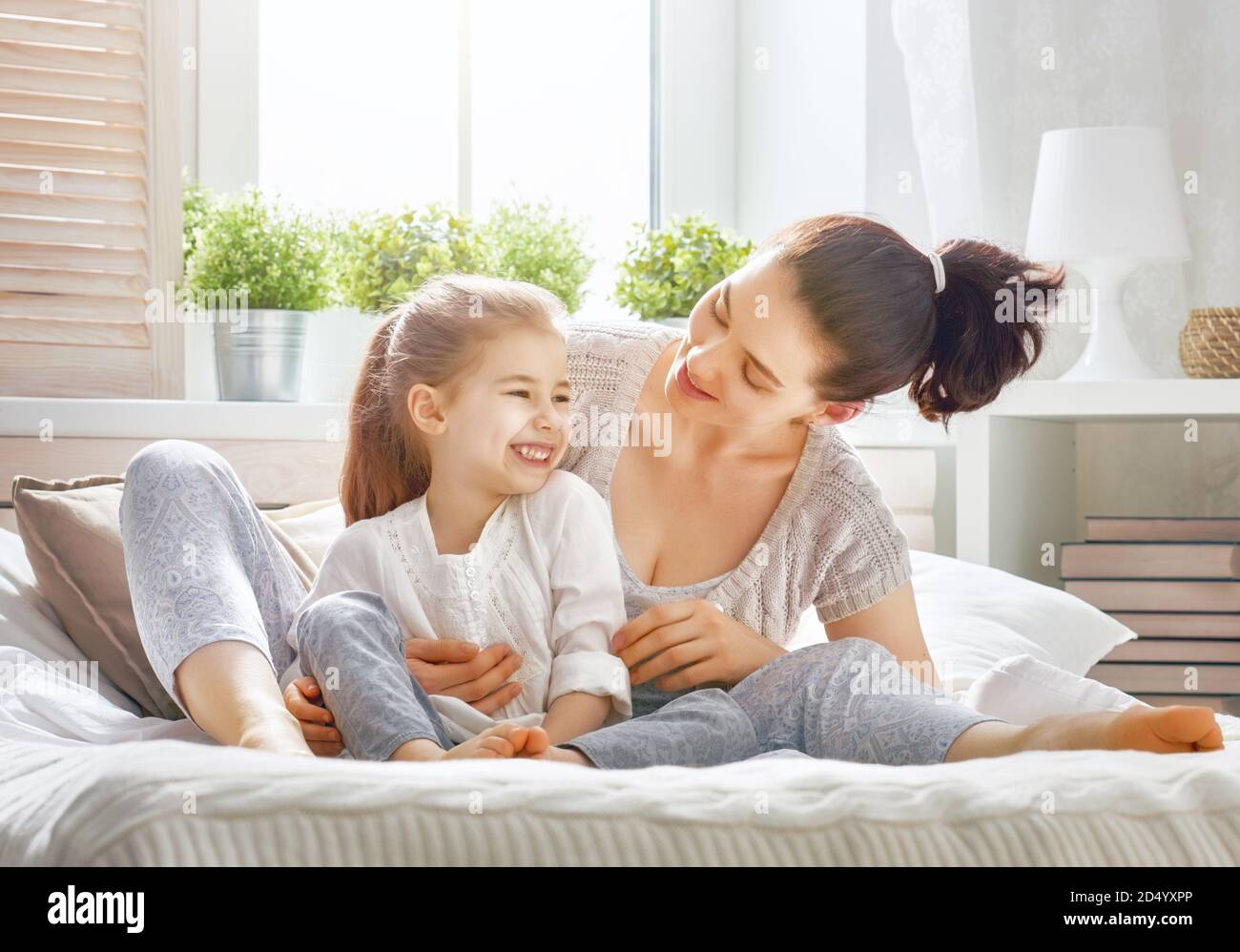 Bonne fête des mères ! Maman et sa fille fille fille fille jouent, sourient et embrasent ...