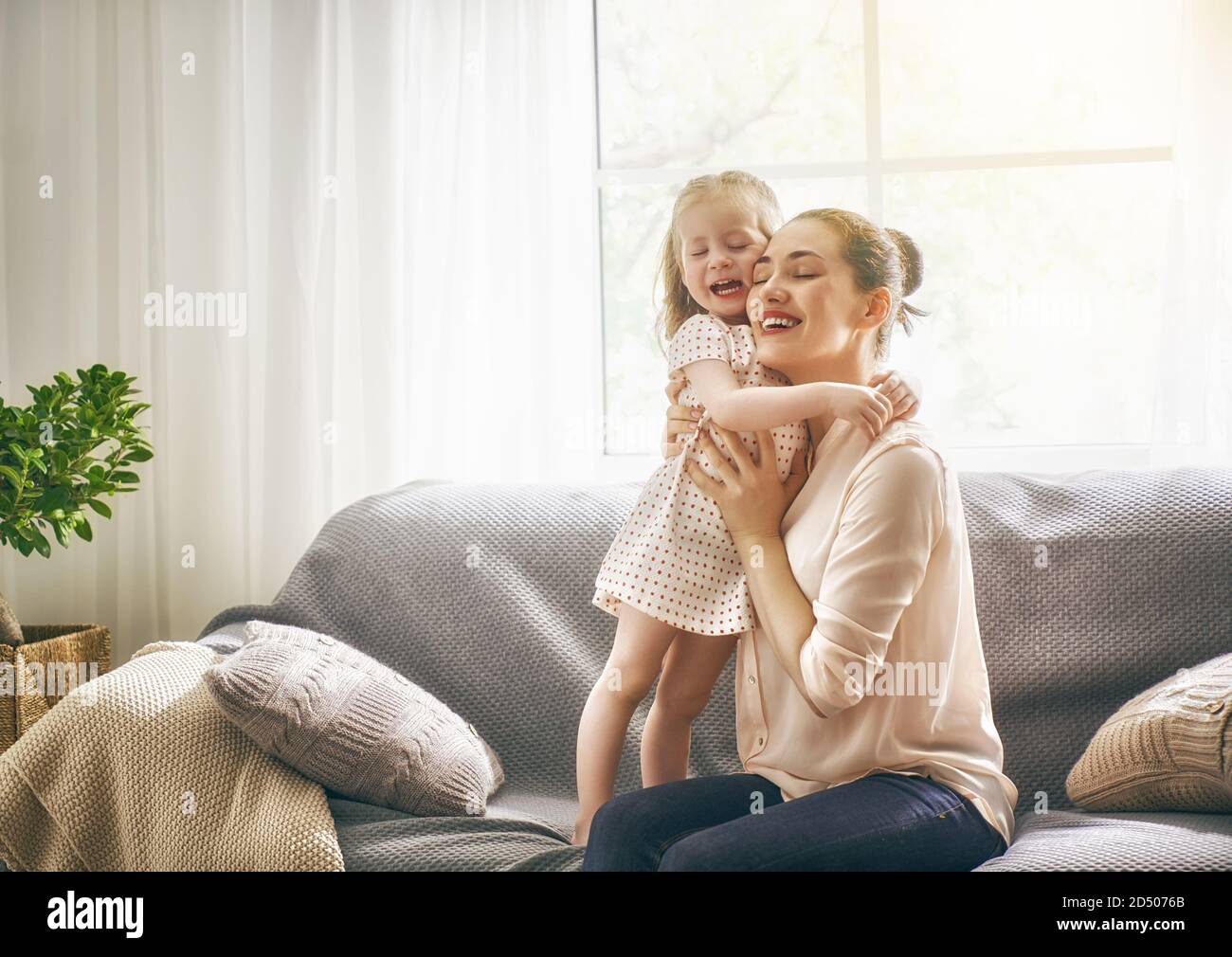 Bonne fête des mères ! Maman et sa fille fille fille fille jouent, sourient et embrasent ...
