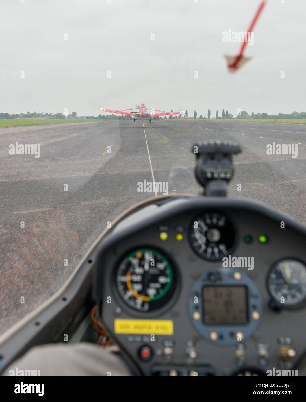 Vue d'un planeur décollage du cockpit comme il est remorqué dans les ...