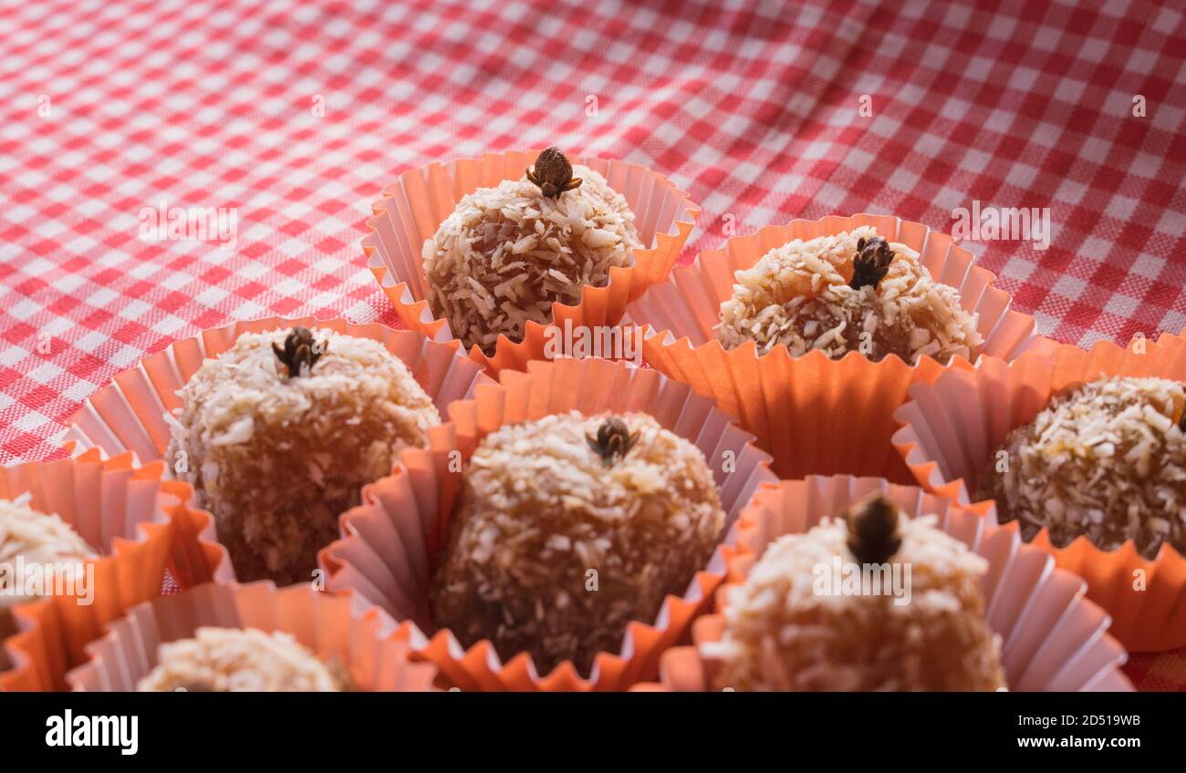 Dessert brésilien sucré de citrouille, de noix de coco et de cannelle ...