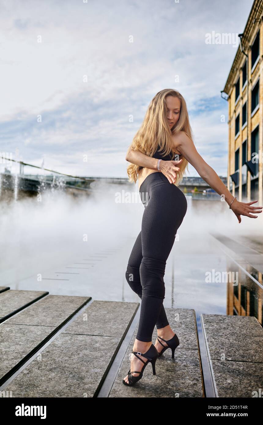 Danse danseuse contemporaine Banque de photographies et d’images à ...