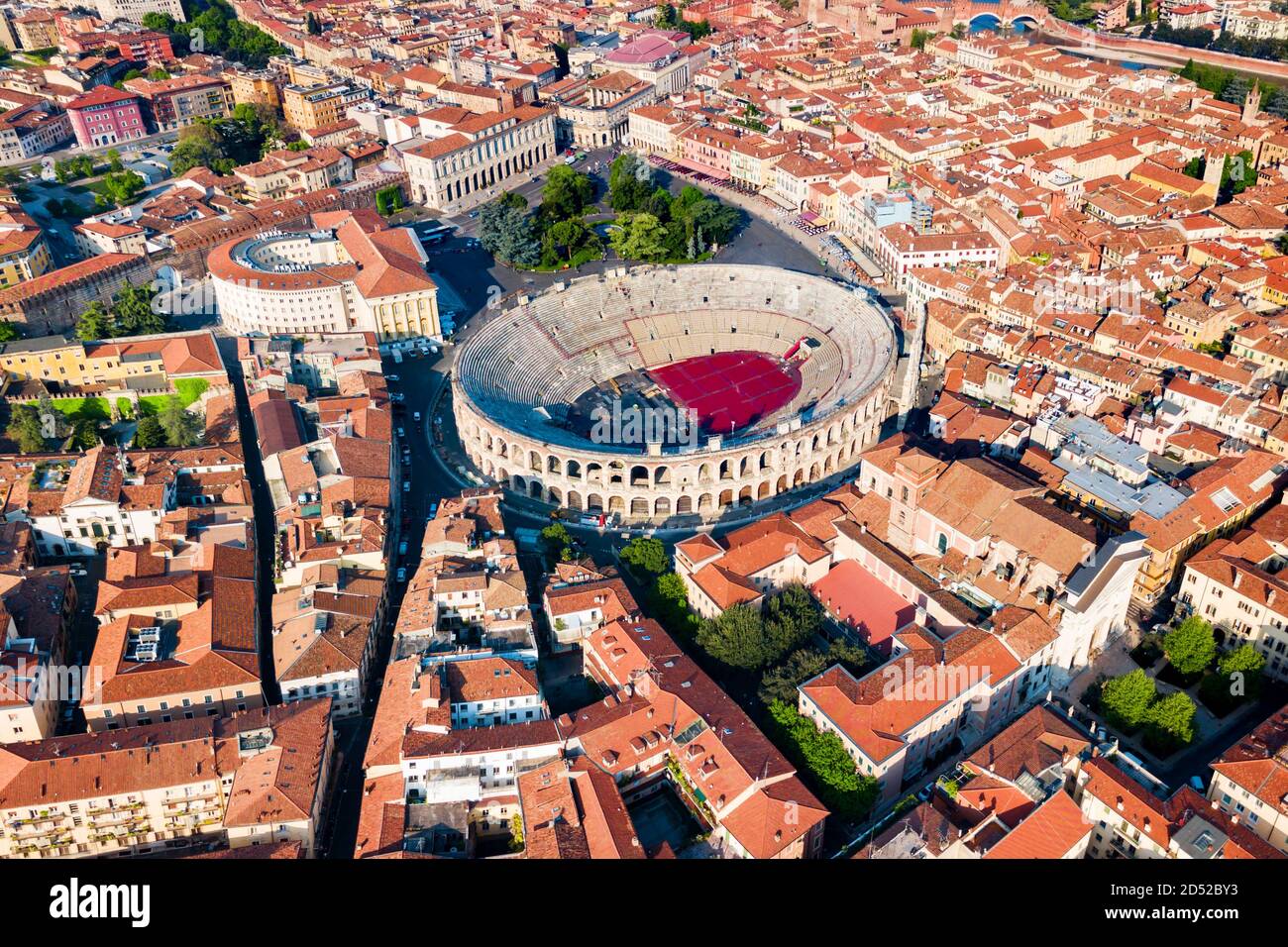 Arènes de Vérone vue panoramique aérienne. Arena est un amphithéâtre ...