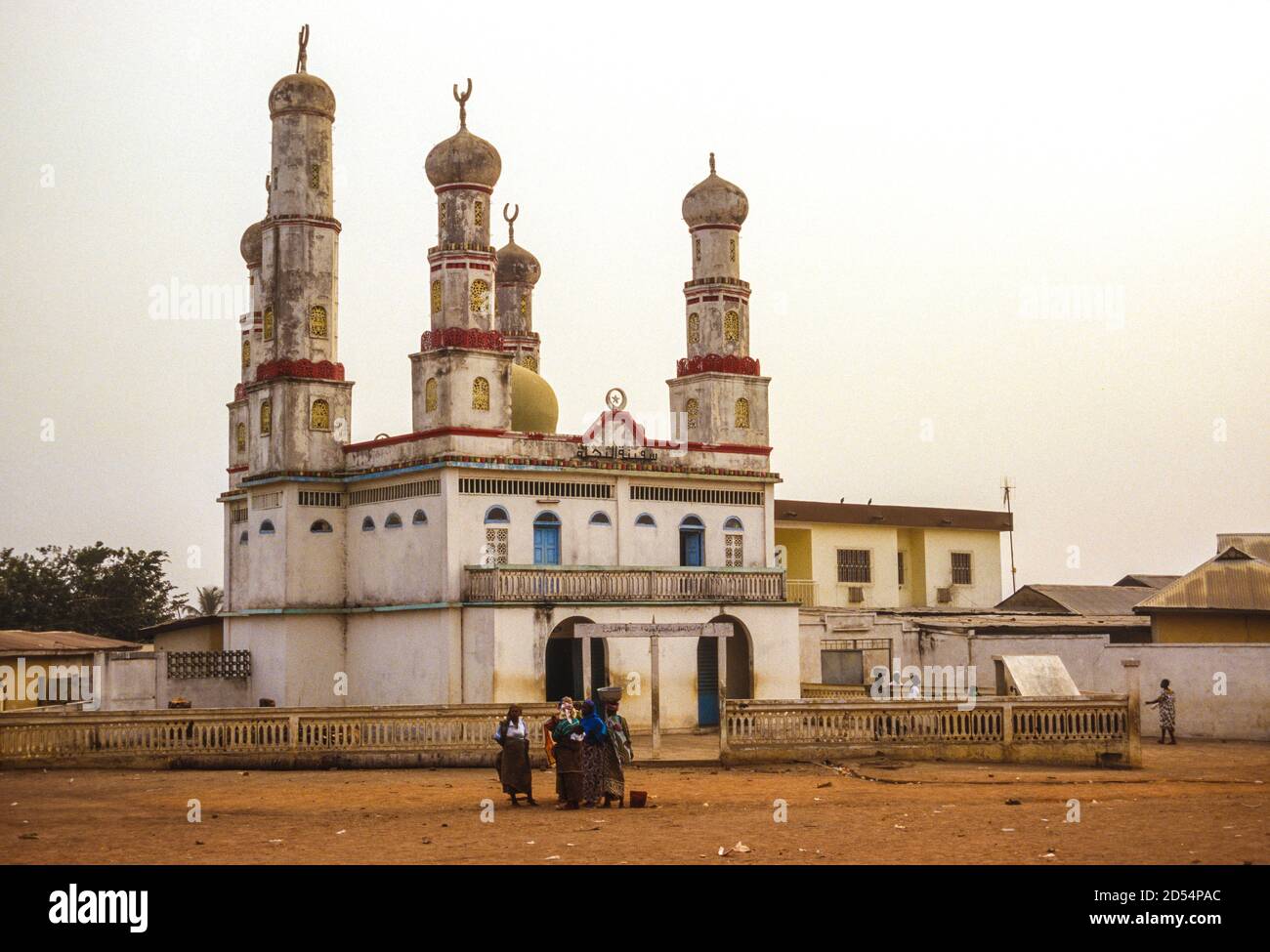 Bondoukou, Côte d'Ivoire, Côte d'Ivoire. Une des nombreuses mosquées de ...