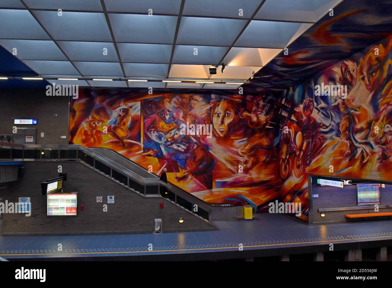 Un homme descend les escaliers de la station de métro Hankar, qui ...