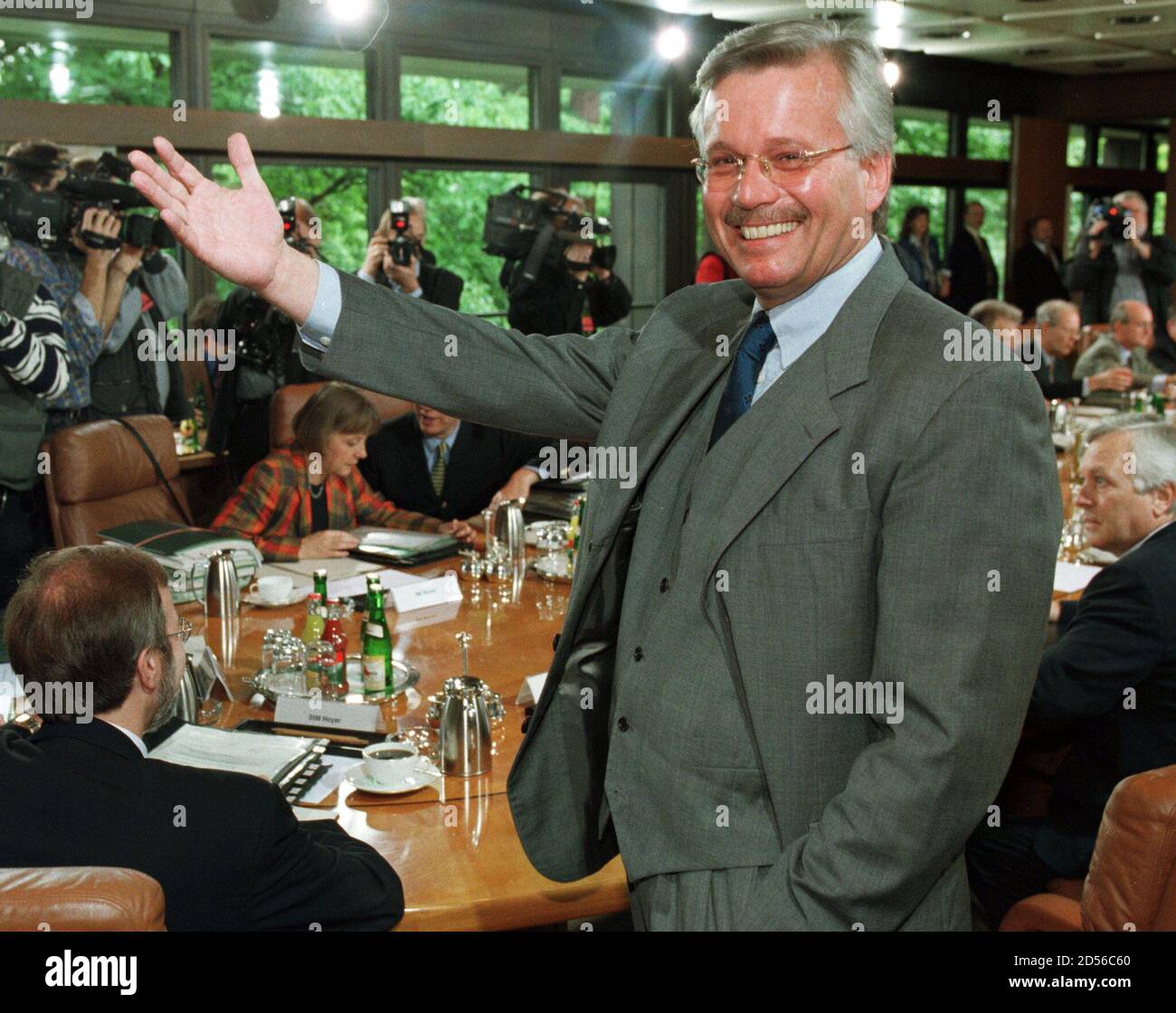 Le nouveau président du gouvernement allemand Otto Hauser gestuelle ...