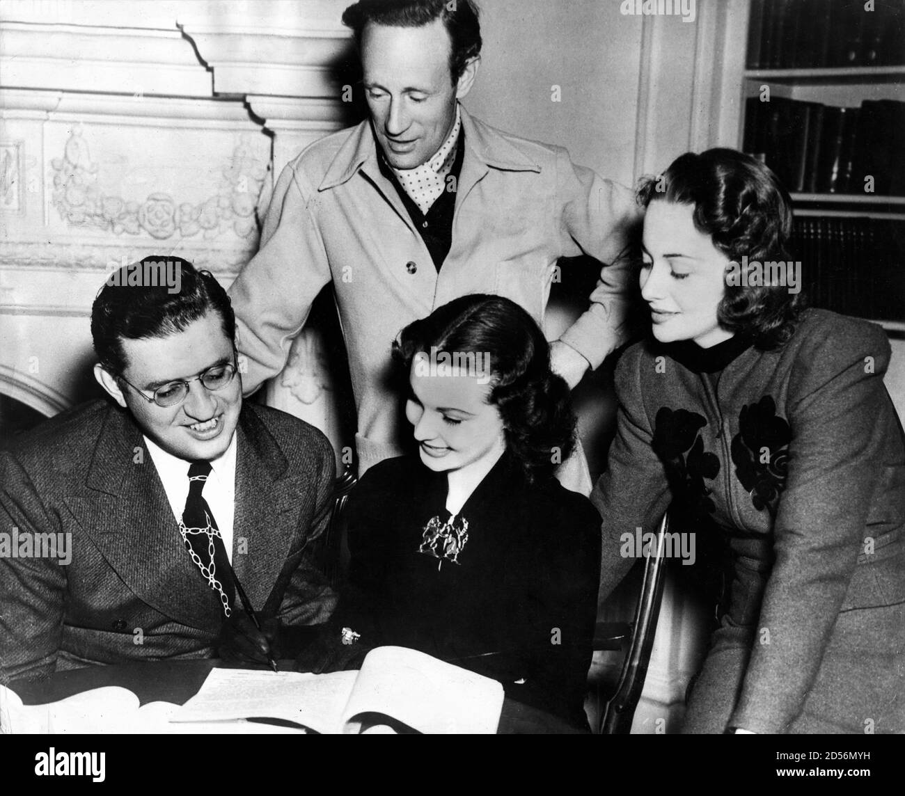 DAVID O. SELZNICK LESLIE HOWARD et OLIVIA de HAVILLAND regardent comme ...