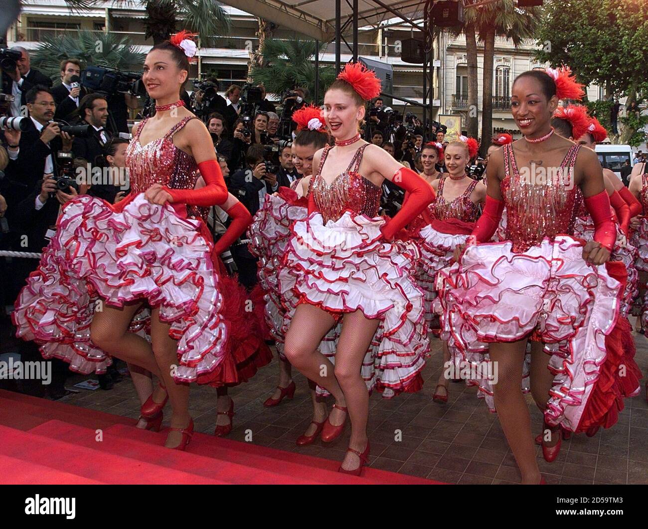 Moulin rouge paris dancers Banque de photographies et d’images à haute ...