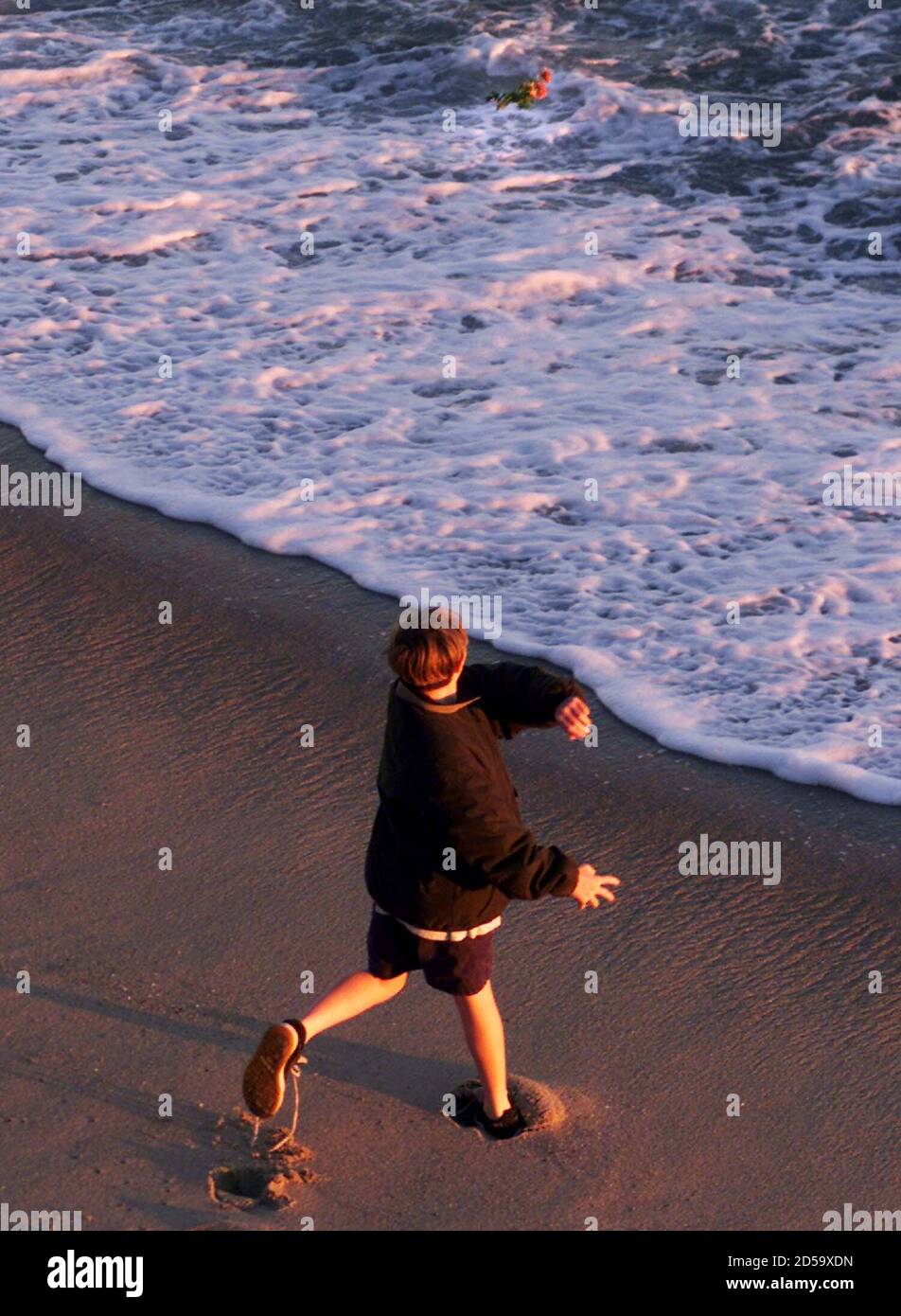 Rob Courson, âgé de 11 ans, jette des fleurs dans l'océan Atlantique ...