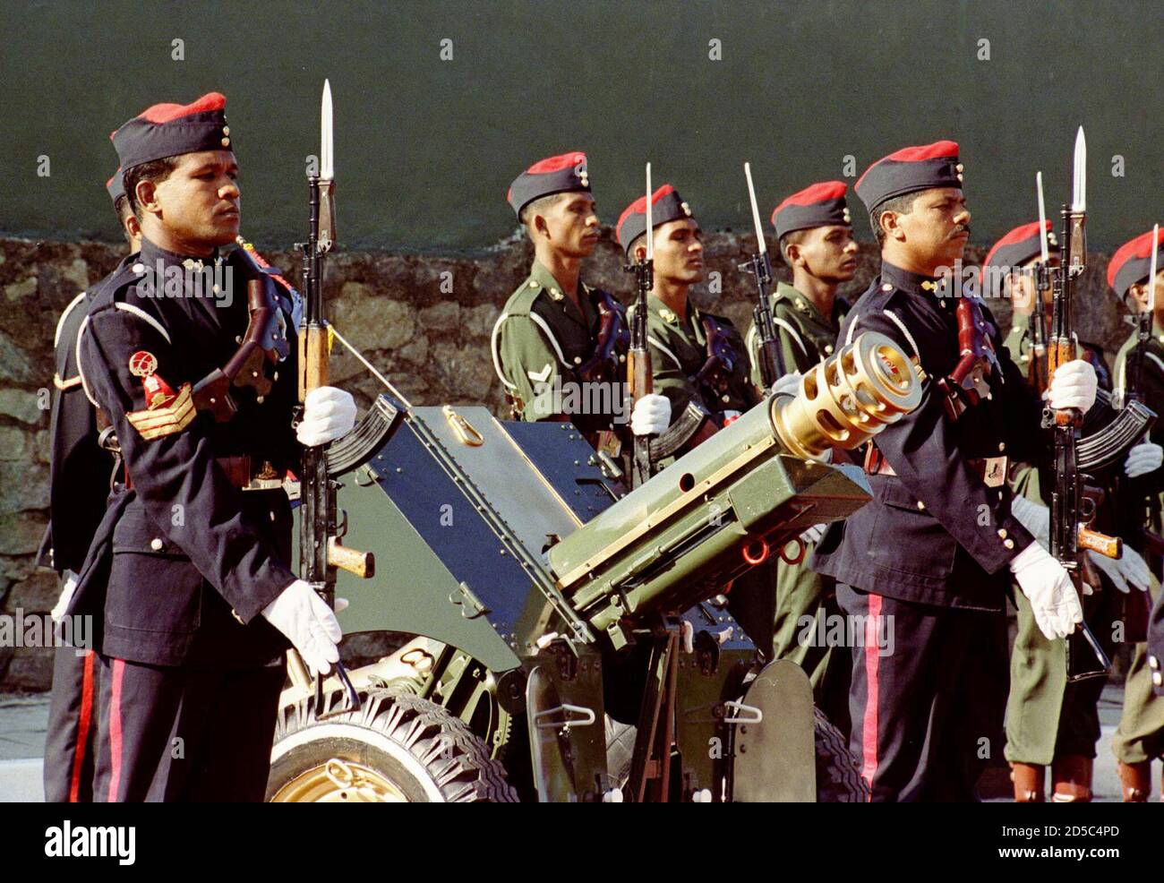 Tamil gun Banque de photographies et d’images à haute résolution - Alamy