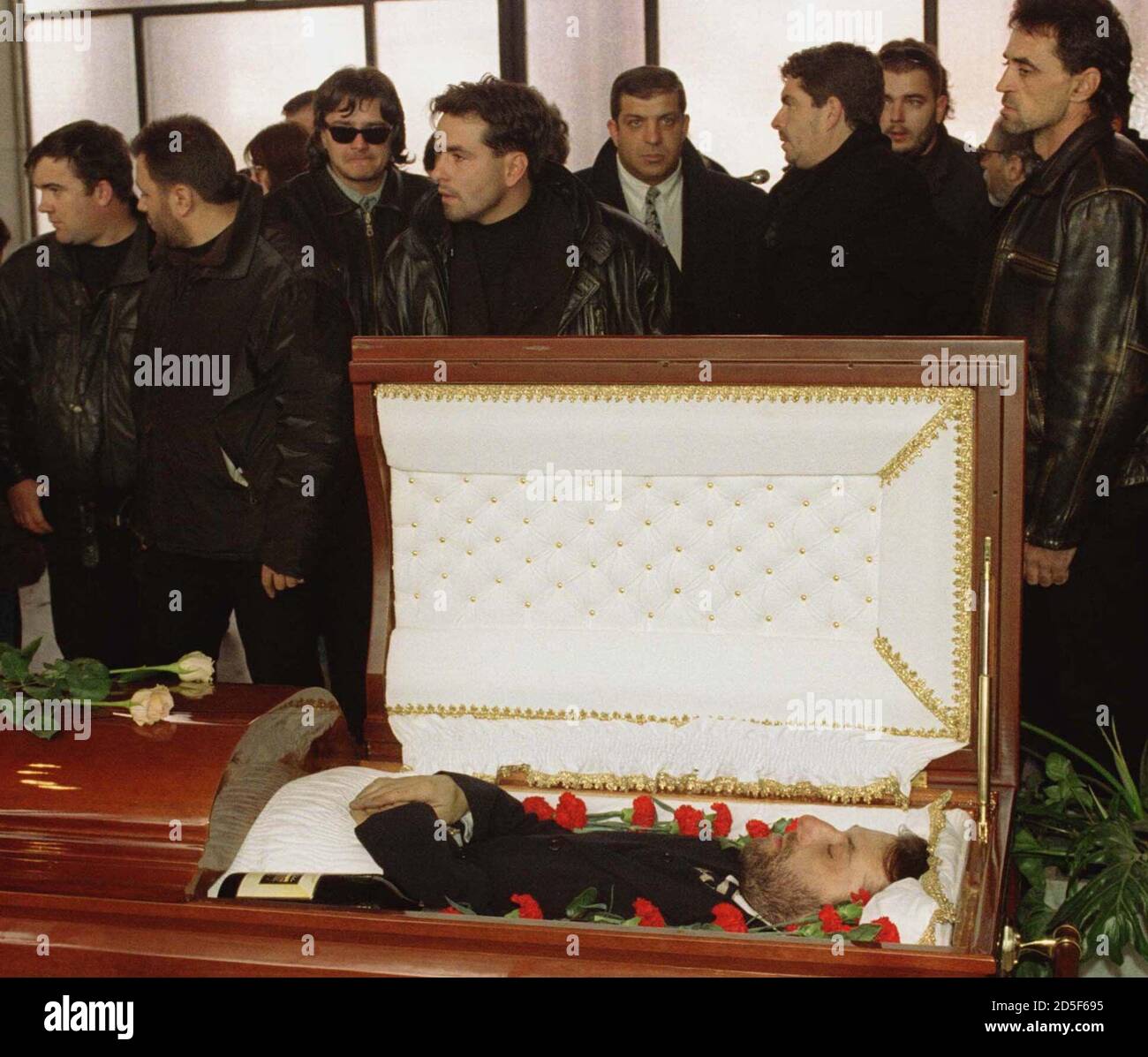 Les amis paient le dernier respect à côté du cercueil ouvert d'Ivo ...