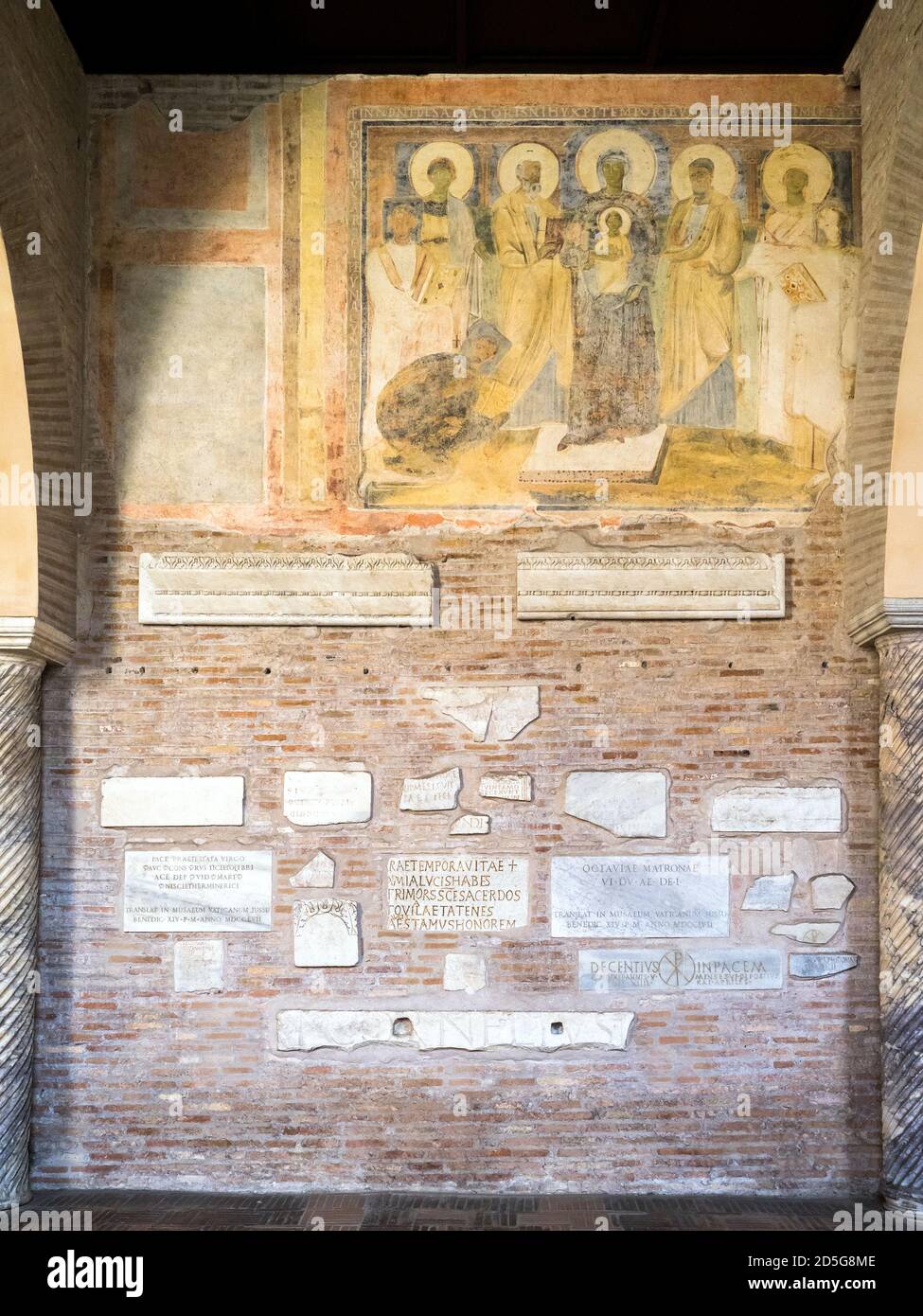 Fresque byzantine représentant Madonna et l'enfant avec Saint Pierre et ...