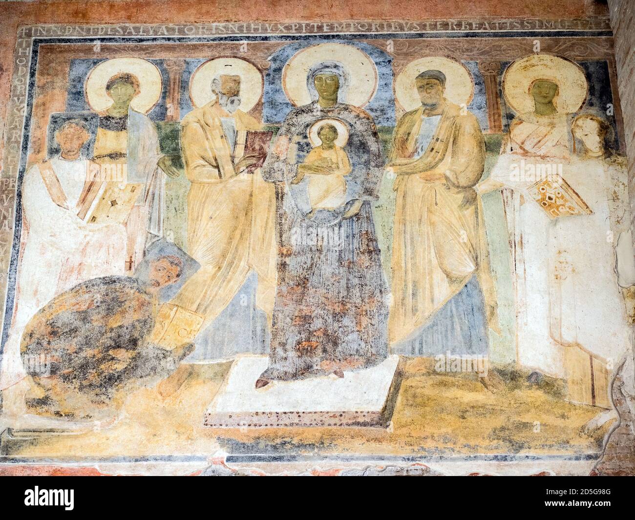 Fresque byzantine représentant Madonna et l'enfant avec Saint Pierre et ...