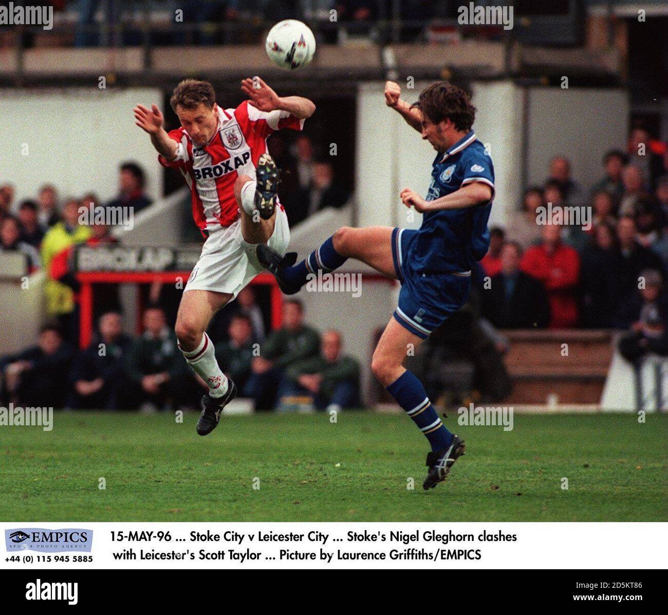 Nigel Gleghorn de Stoke est en conflit avec Garry Parker de Leicester ...