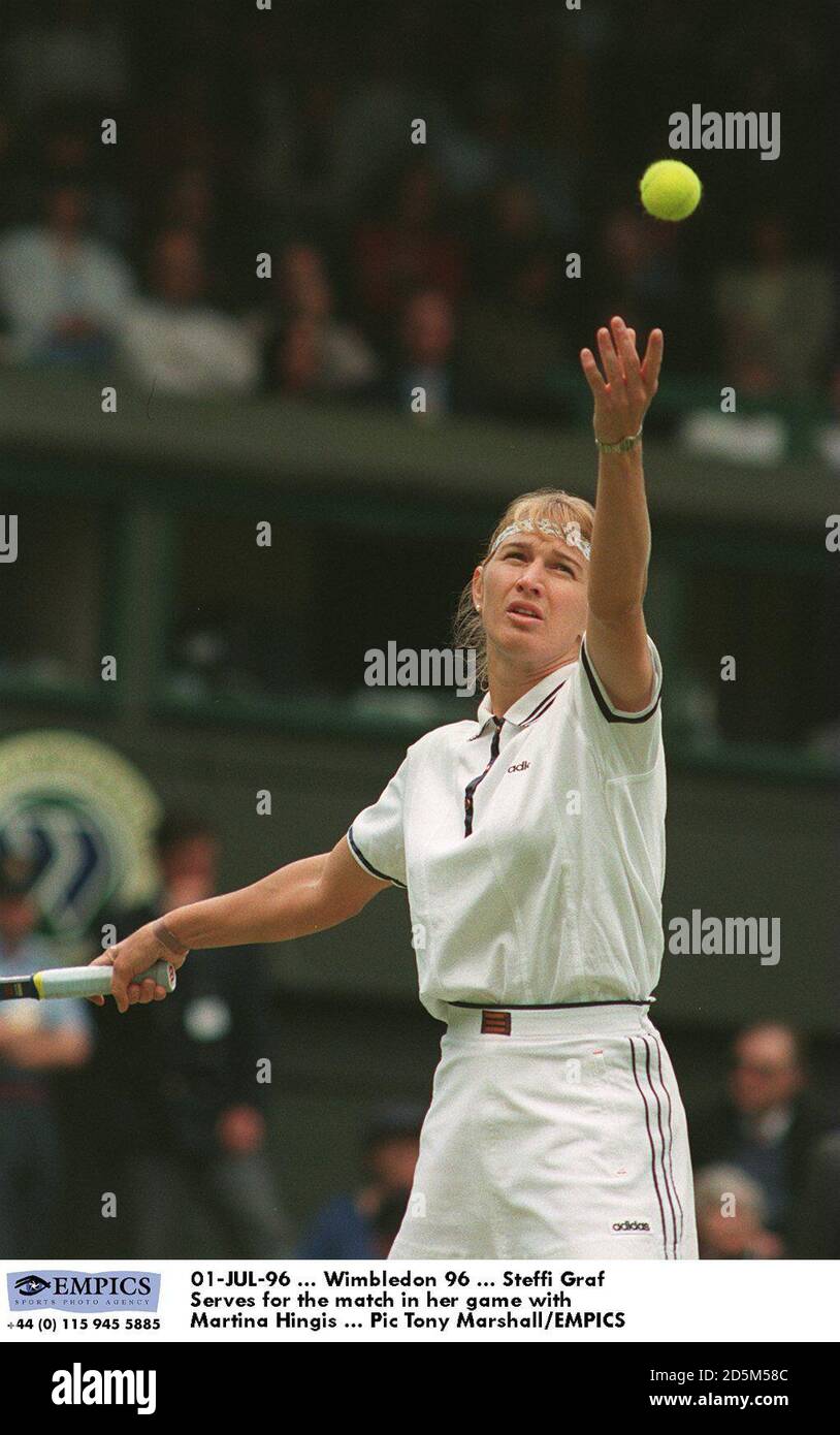 01-JUL-96 ... Wimbledon 96 ... Steffi Graf sert pour le match dans son ...