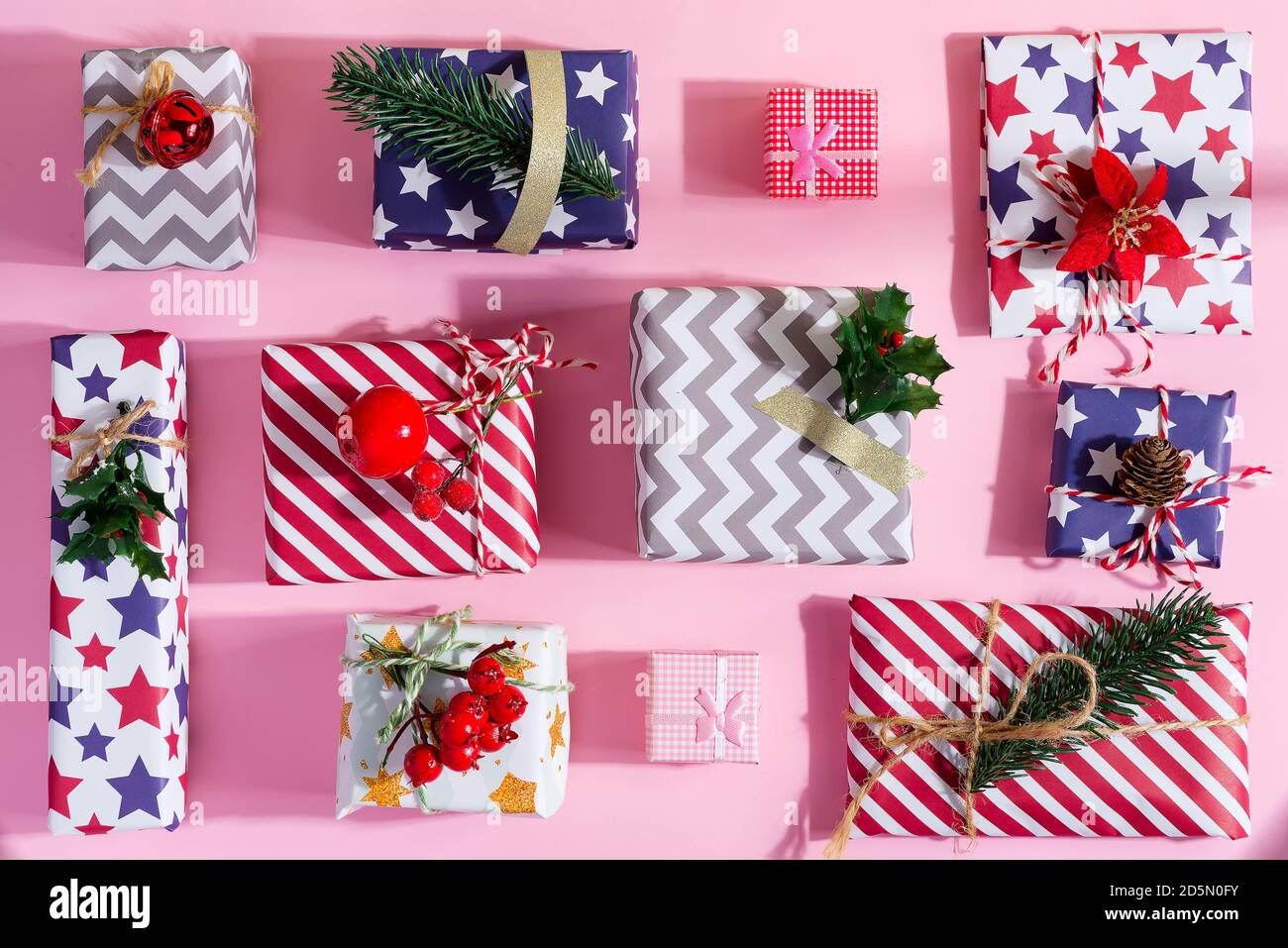 Carte de félicitations de Noël avec boîtes cadeau colorées et ...