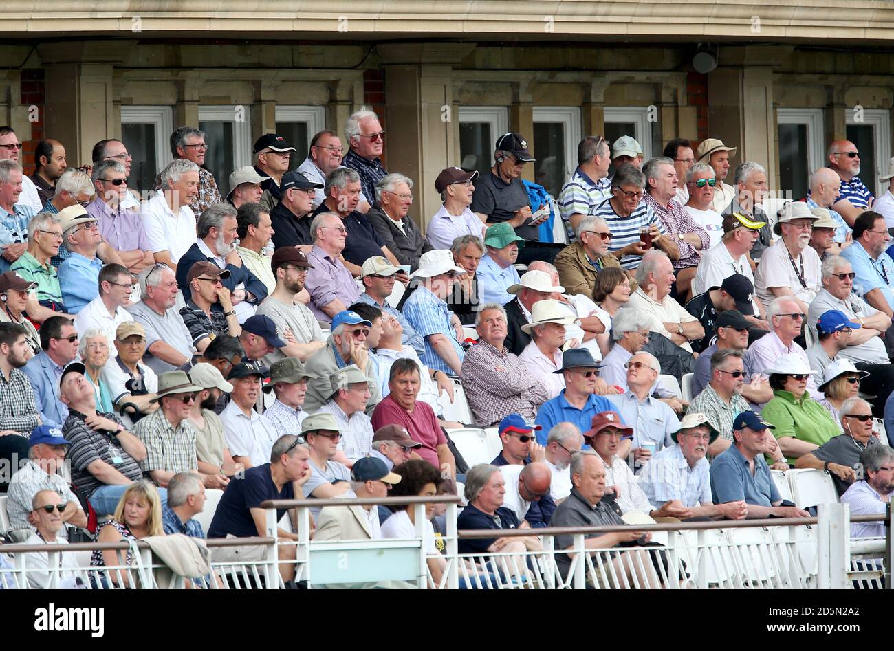 Spectateurs dans les gradins de l'ovale kia Banque de photographies et ...