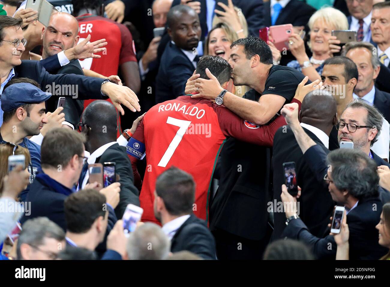 Cristiano Ronaldo du Portugal célèbre avec ses fans comme il le fait ...