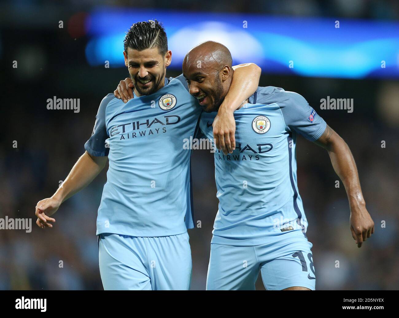 Fabien Delph (à droite) de Manchester City célèbre la première fois que ...