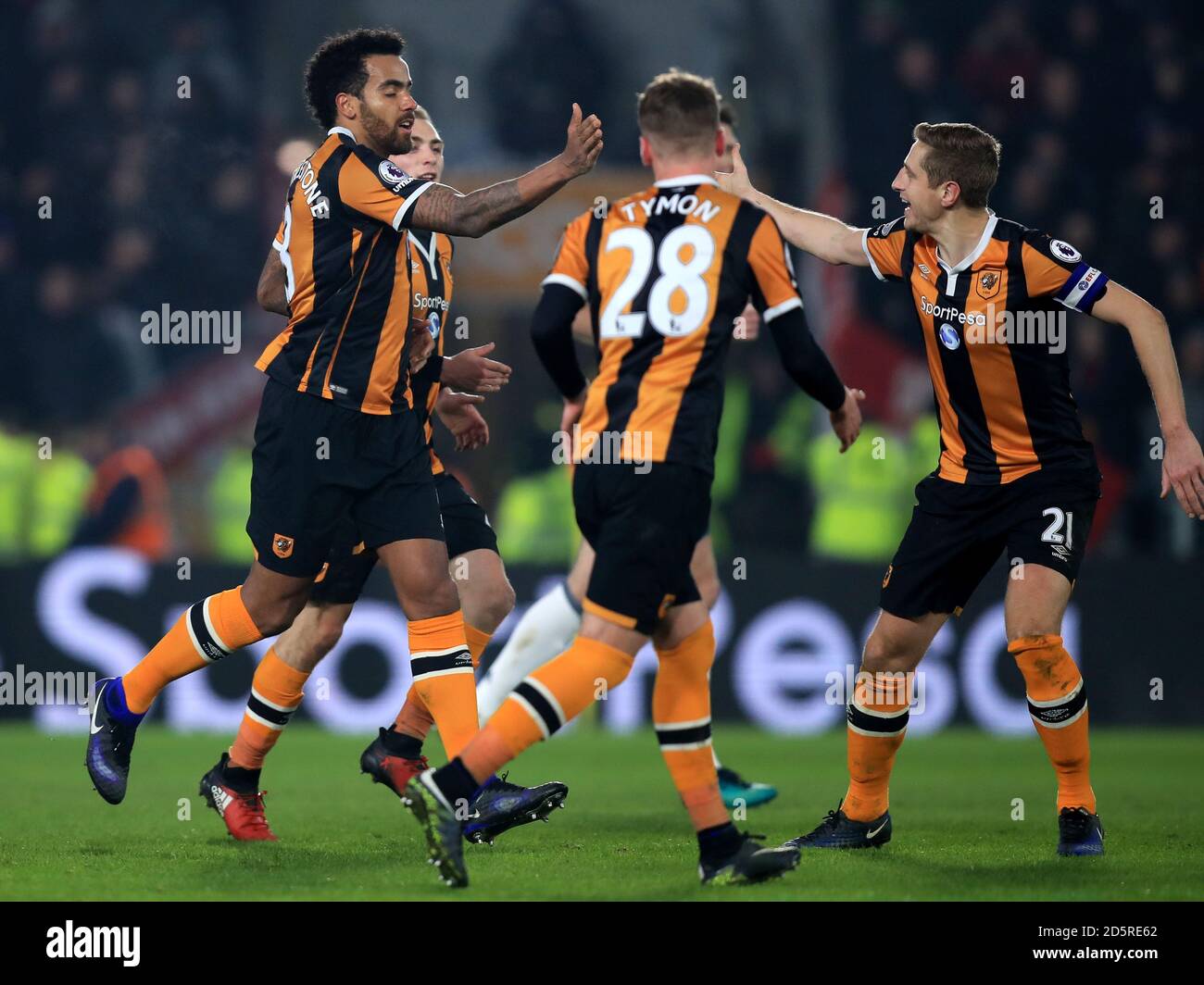 Tom Huddlestone (à gauche) de Hull City célèbre la première fois que ...