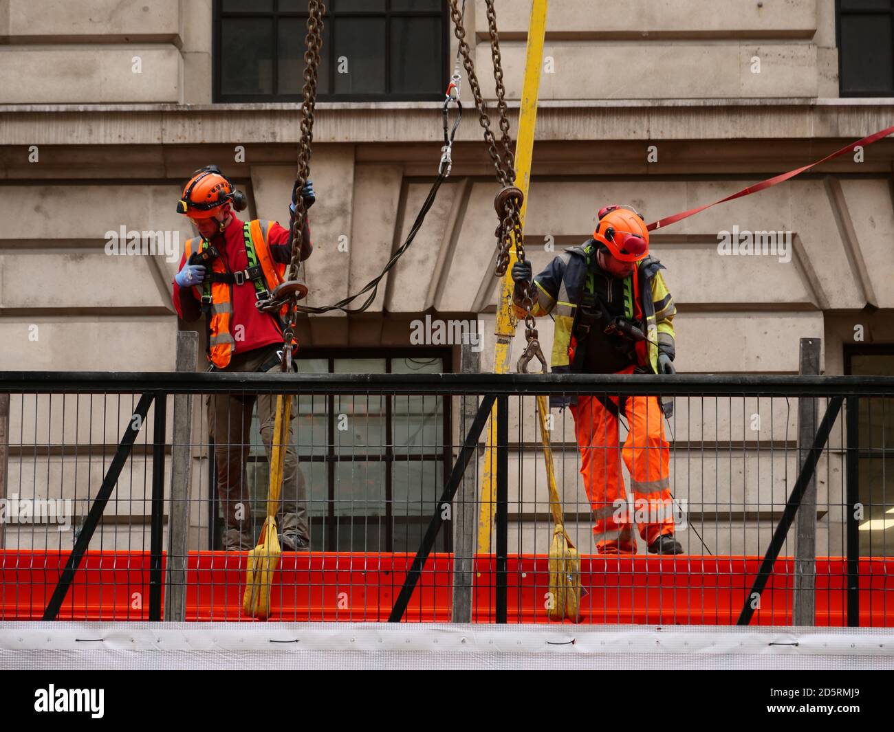 Deux ouvriers debout sur une poutre en acier Banque de photographies et d’images à haute ...