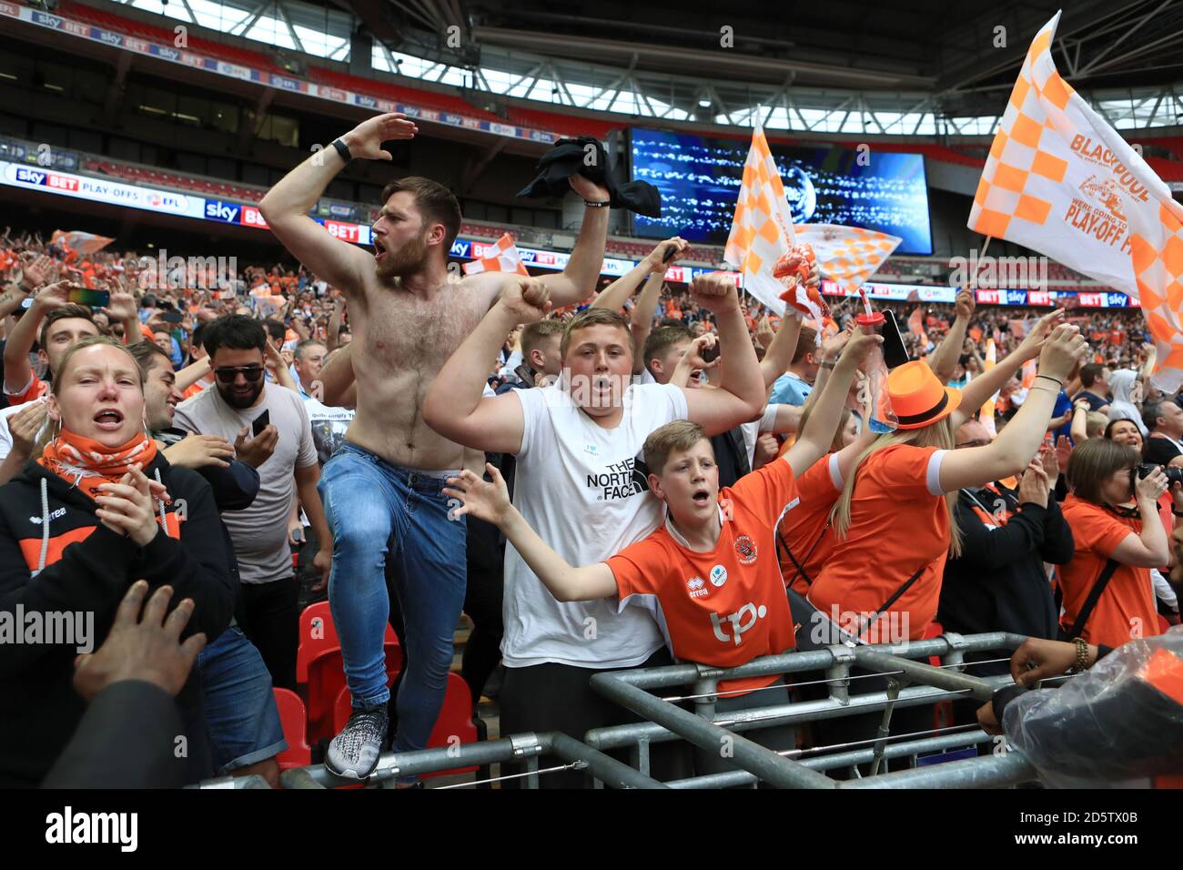 Fans de blackpool dans les stands Banque de photographies et d’images à ...