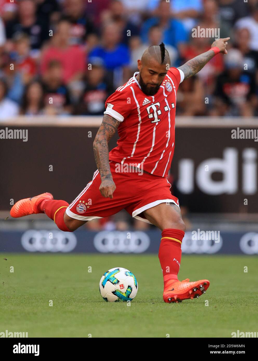 Bayern munichs arturo vidal Banque de photographies et d’images à haute ...