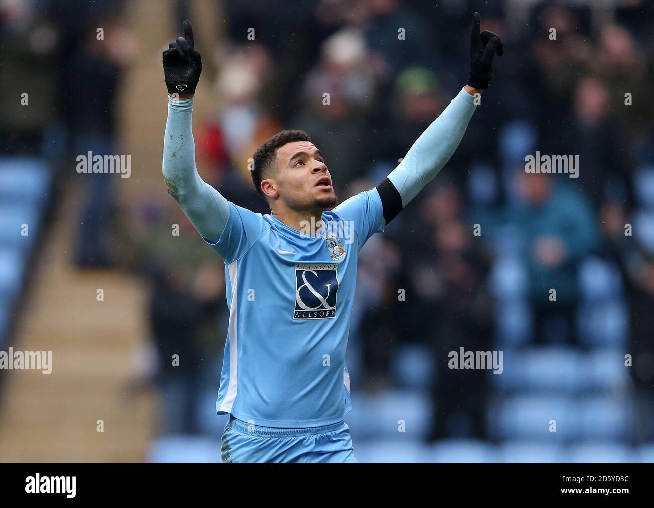 Le Max Biamou de Coventry City célèbre le premier but de son camp du ...