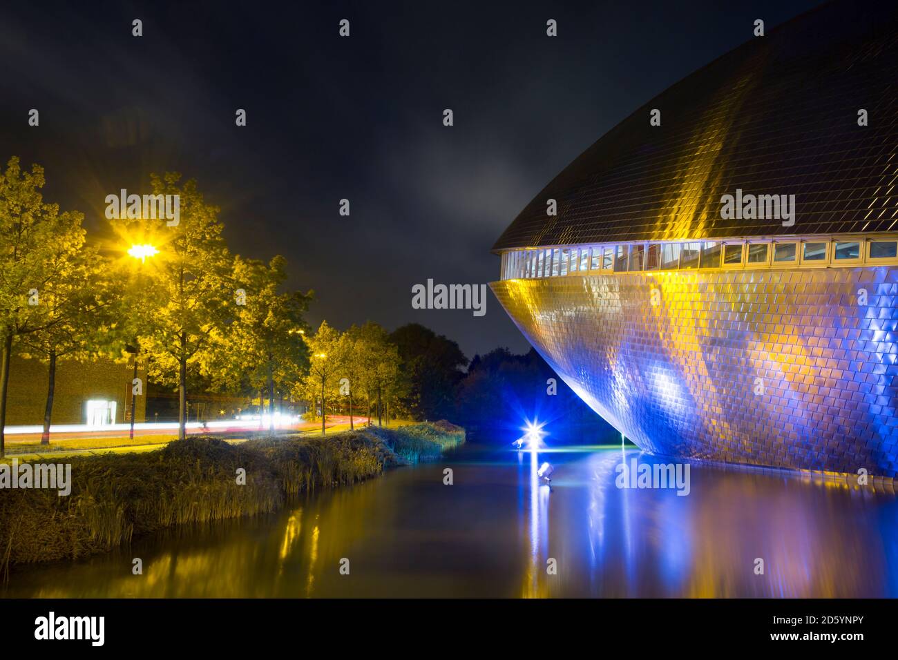 Universum science center de nuit Banque de photographies et d’images à ...