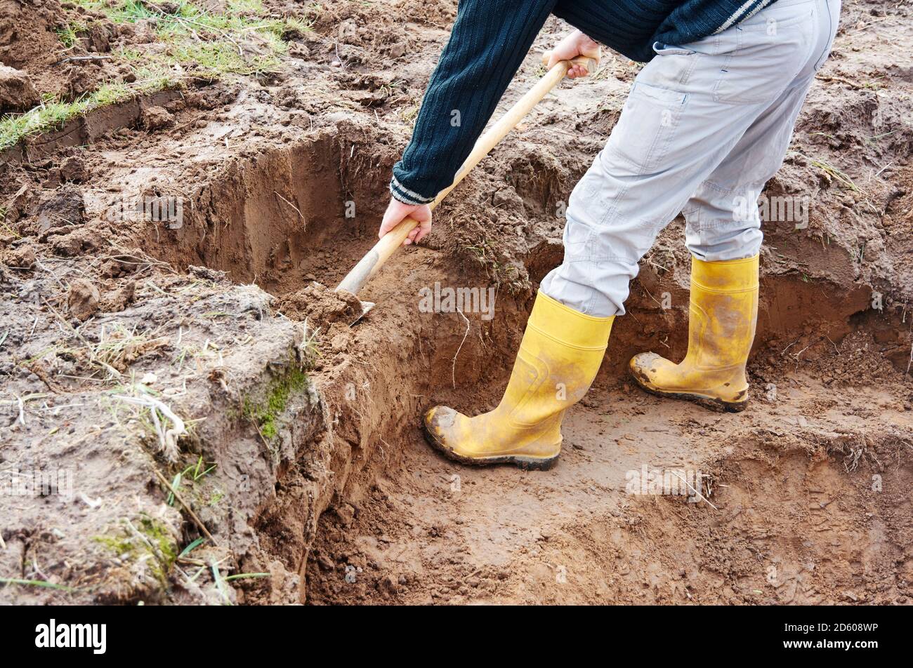 Homme En Train De Creuser Banque d'image et photos - Alamy