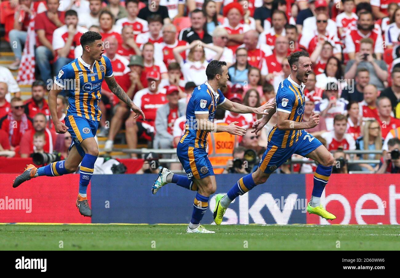Alex Rodman (à droite), de Shrewsbury Town, célèbre la première fois ...