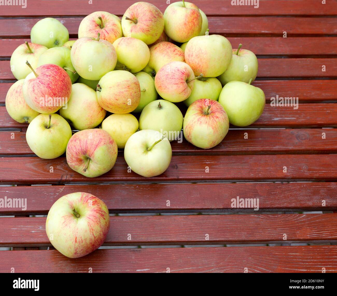Pommes sur table Banque de photographies et d’images à haute résolution ...