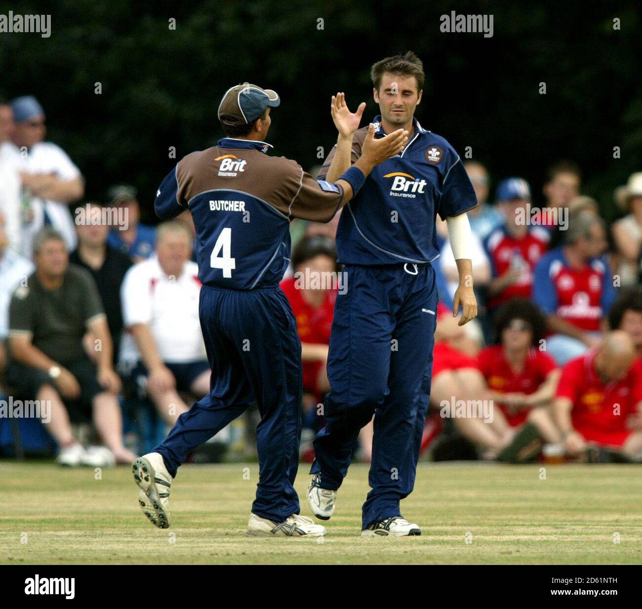 Tim Murtagh de Surrey célèbre avec le capitaine Mark Butcher après ...