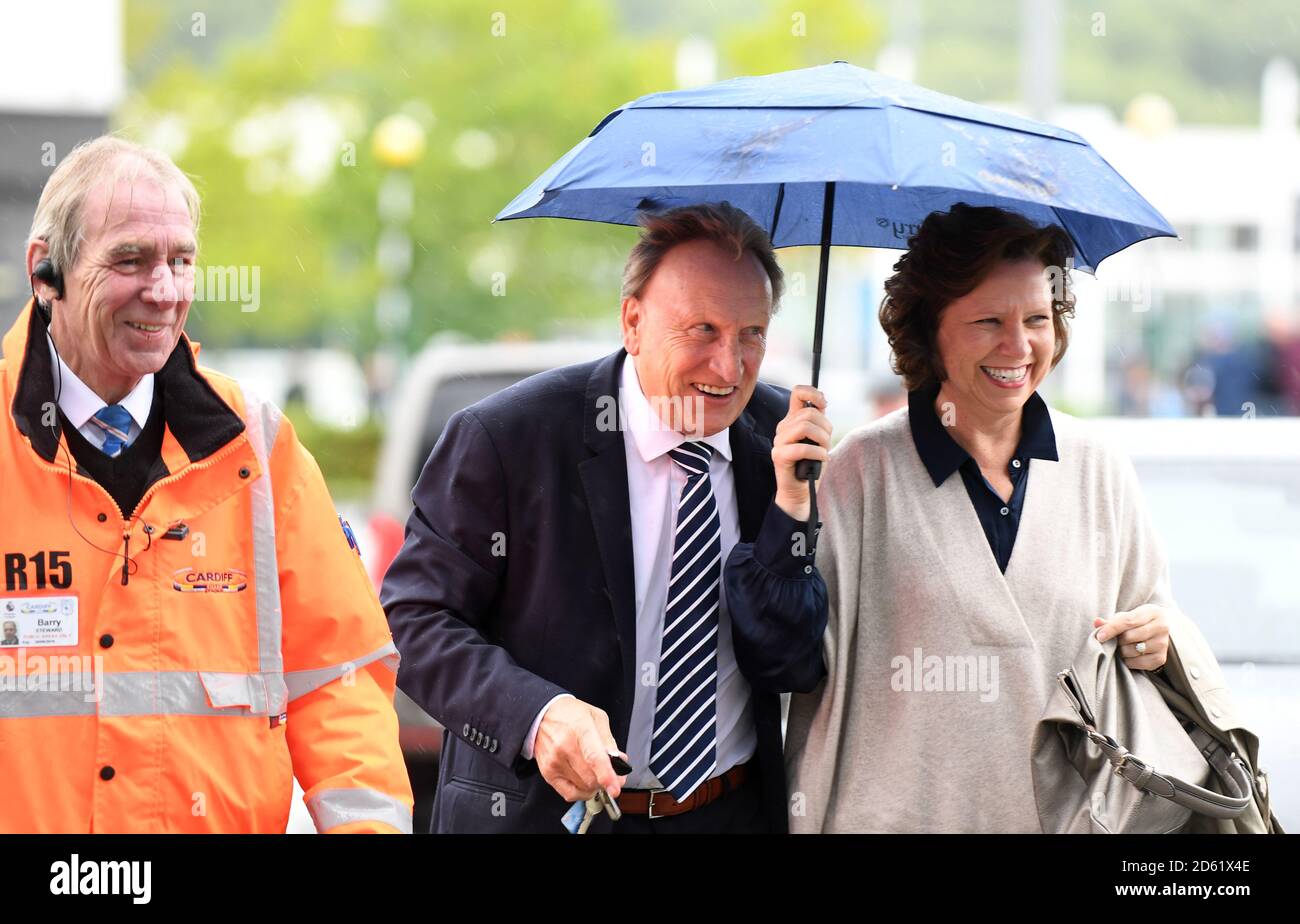 Neil Warnock, directeur municipal de Cardiff, arrive au sol avec Son ...