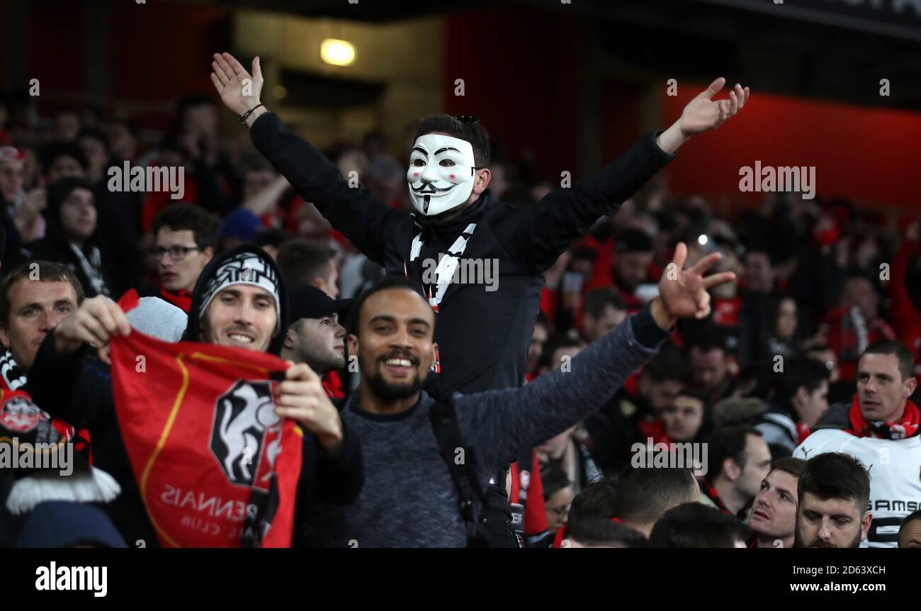 Les fans dans les gradins montrent leur soutien Banque de photographies ...