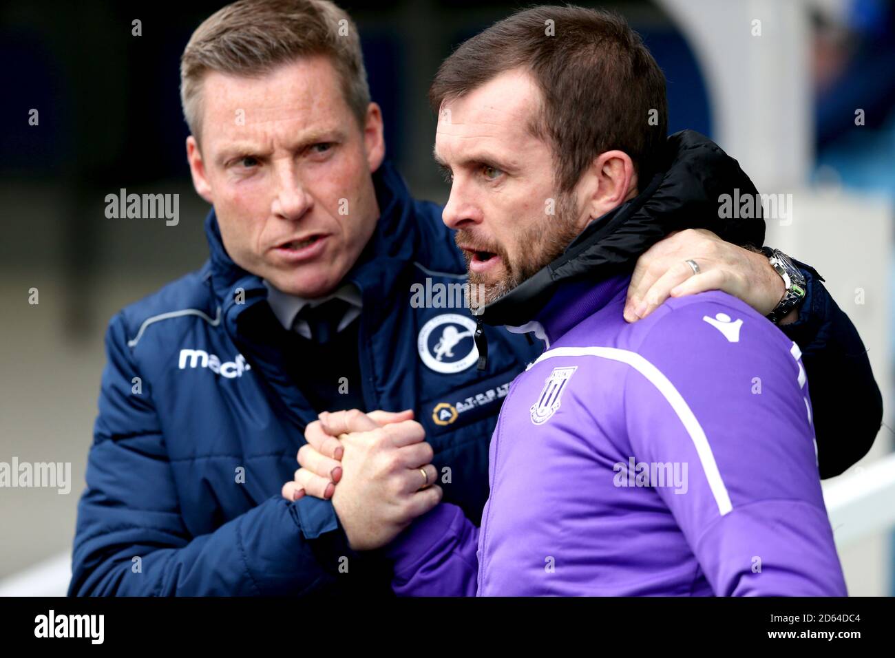 Le directeur de millwall neil harris se serre la main Banque de ...