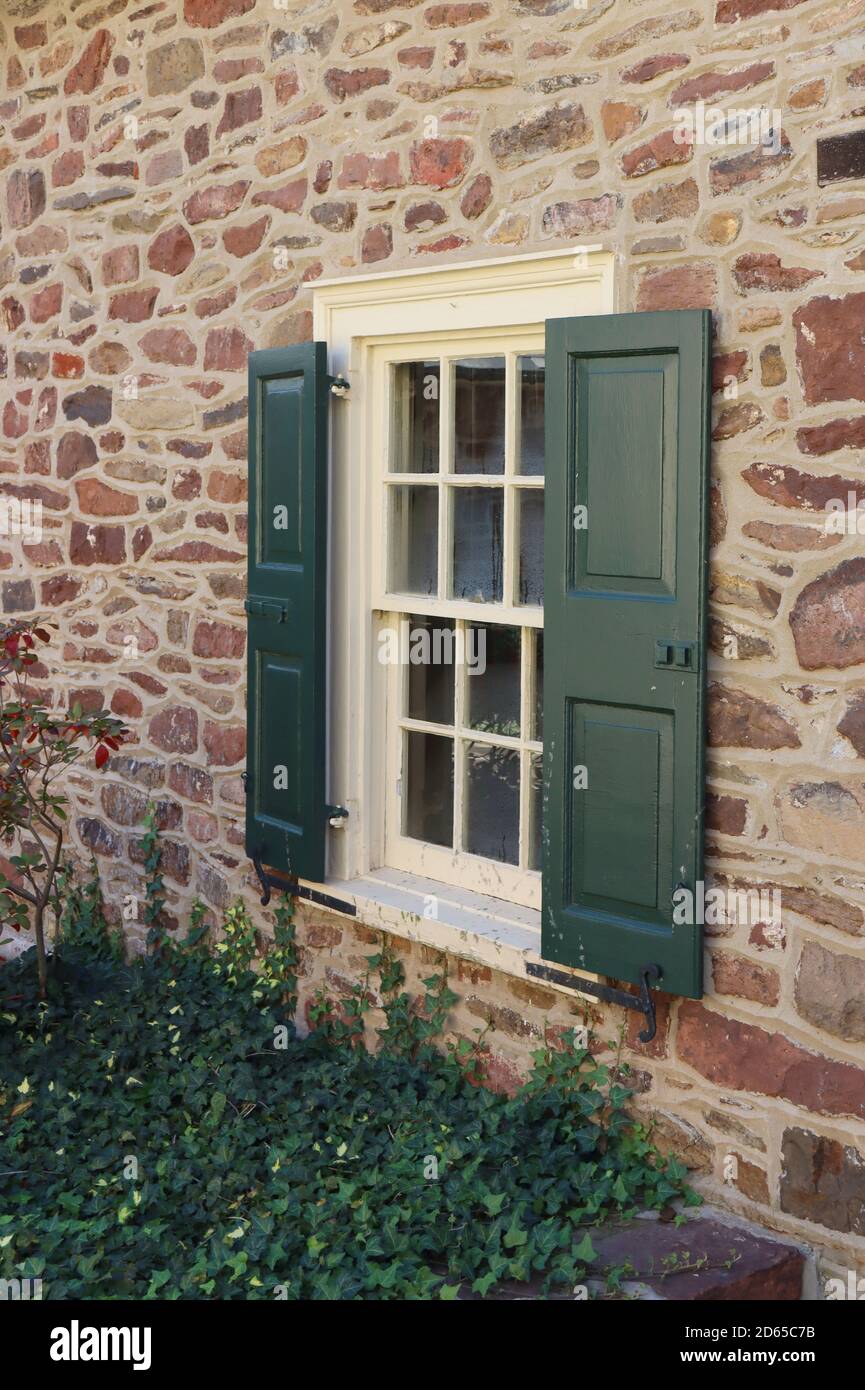 Maison en pierre aux volets verts Banque de photographies et d’images à ...
