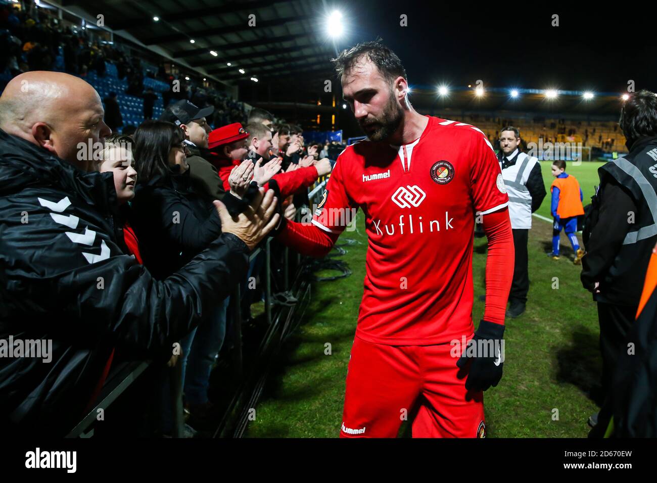 Les fans d'Ebbsfleet célèbrent la victoire contre le FC Halifax Town ...