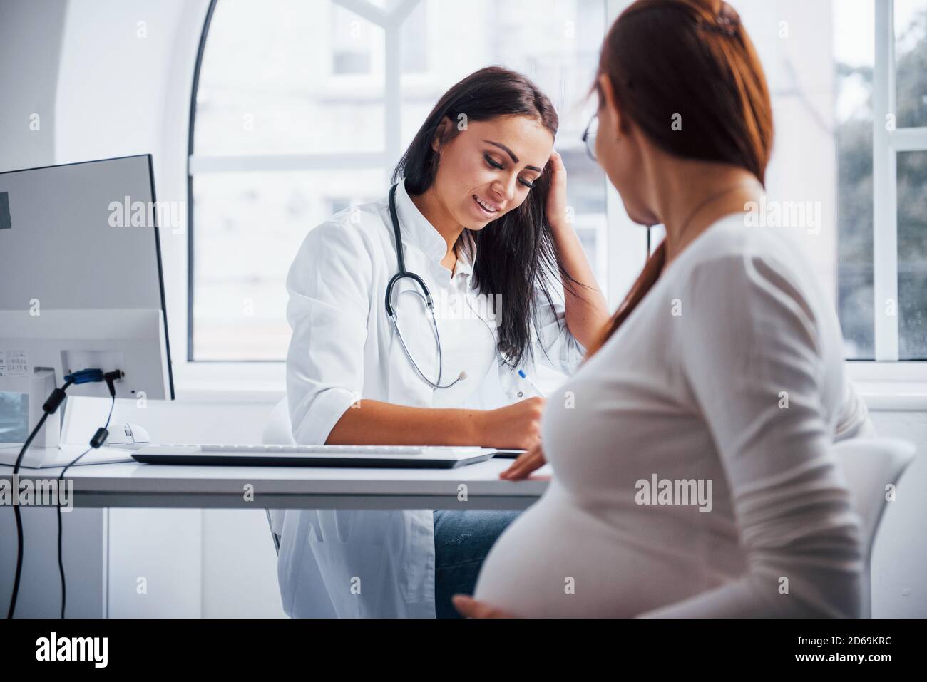 Pregnant obstetrician Banque de photographies et d’images à haute ...