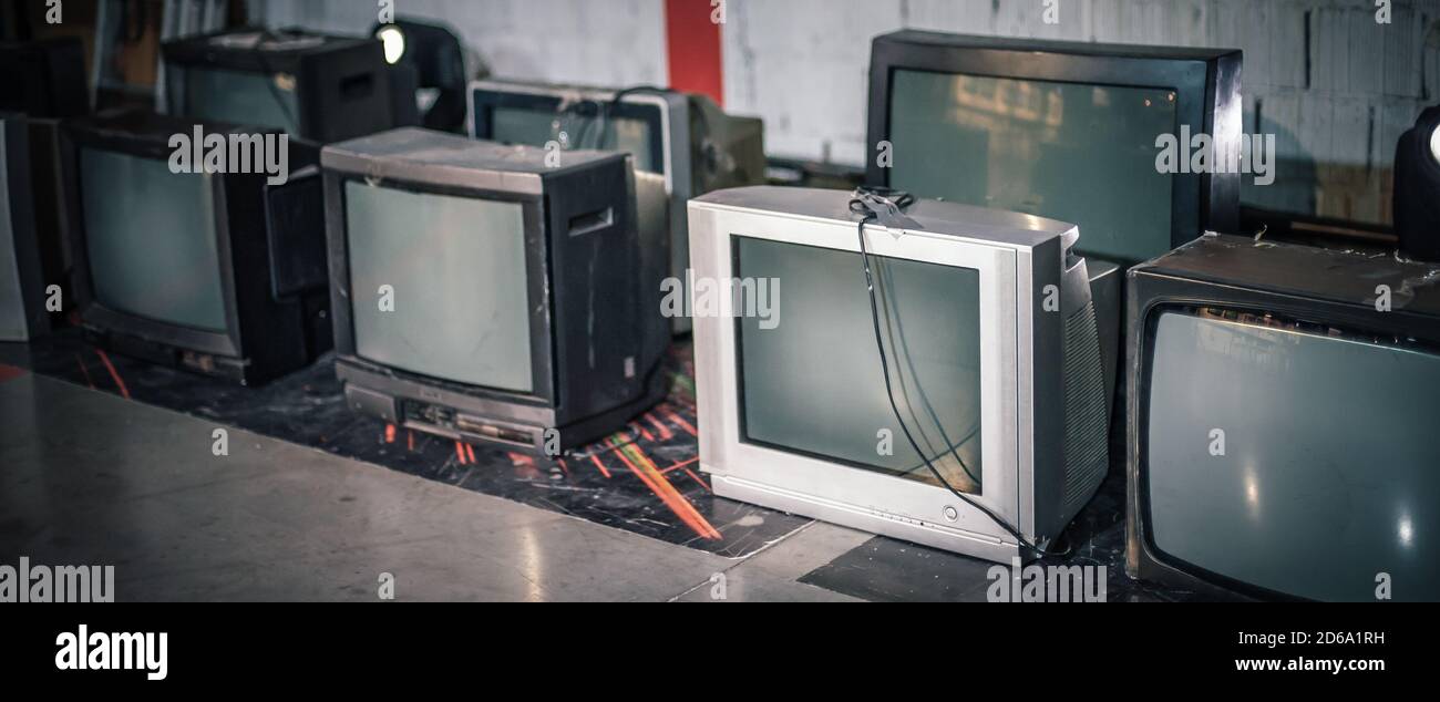 Pile de téléviseurs rétro vintage empilés. Détails sur le style de vie ...