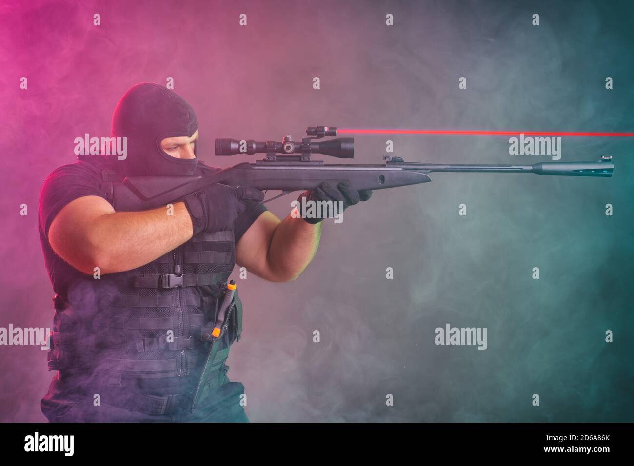 Le soldat sort de la fumée sur le champ de bataille. Le concept des ...