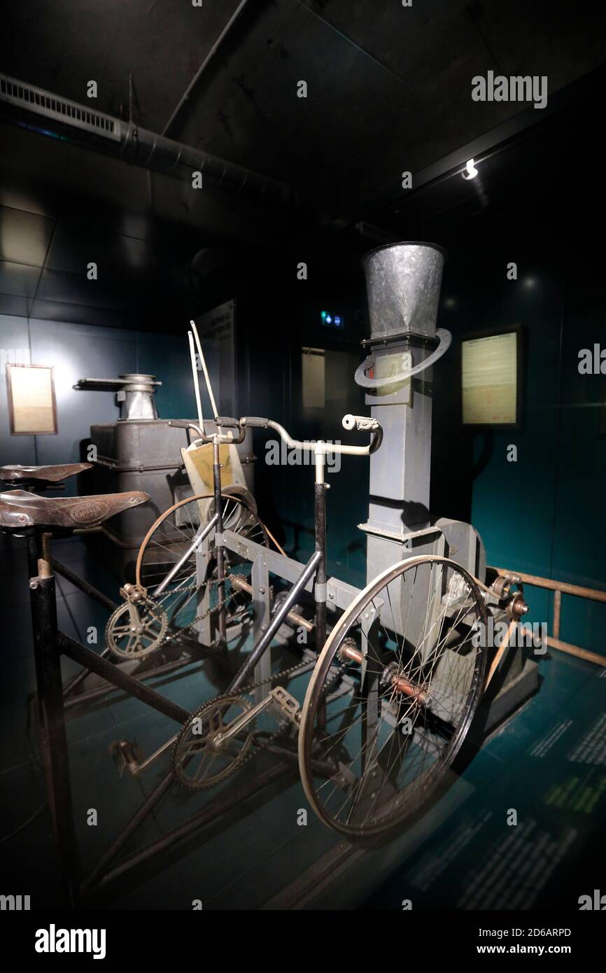 Générateur de vélos installé dans le bunker souterrain du colonel Rol ...