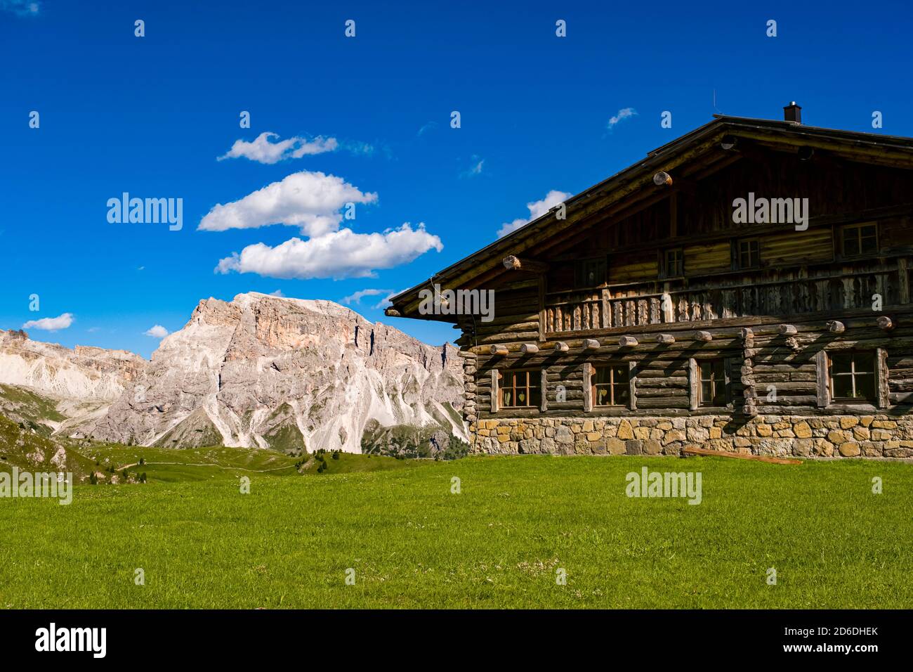 Une maison de montagne en bois au-dessous du sommet de Seceda, Secèda ...