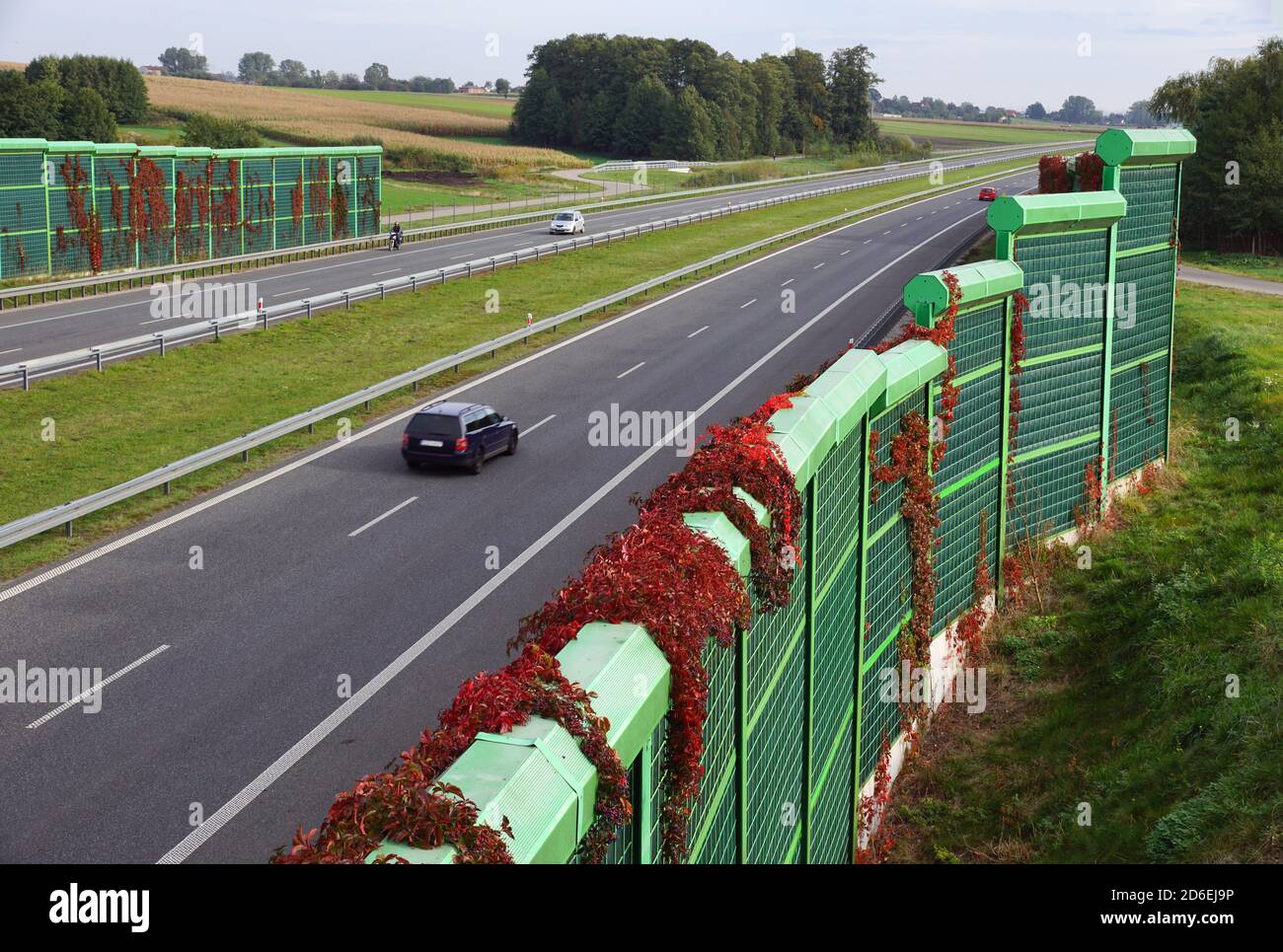 Barrières anti-bruit sur l'autoroute. Les barrières protègent les ...
