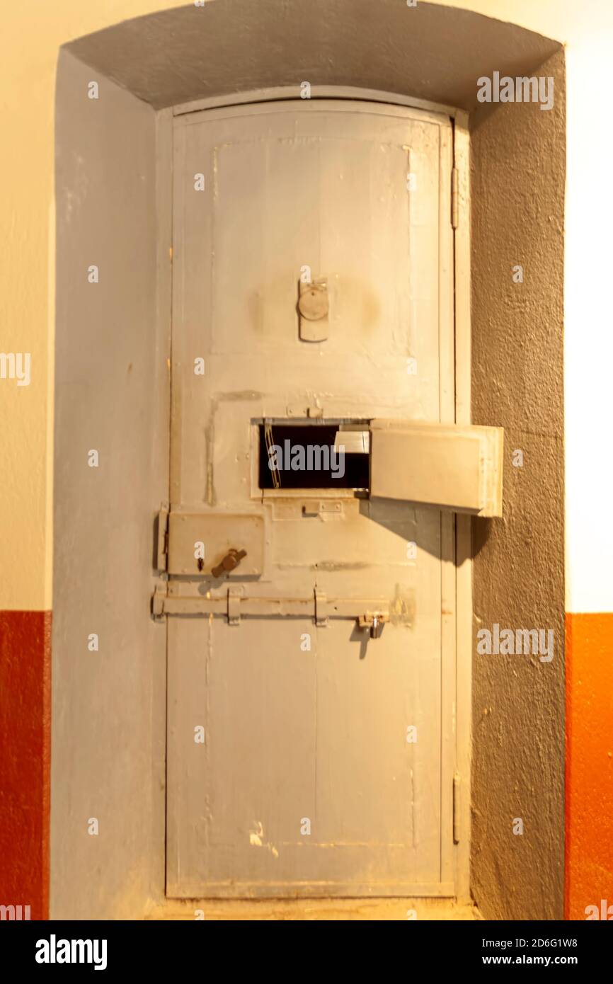 Porte d'acier ouverte dans une prison Banque de photographies et d ...