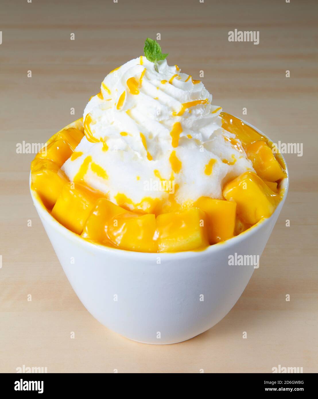 Le bingsu-mangue est un dessert coréen très populaire, rasé de glace ...