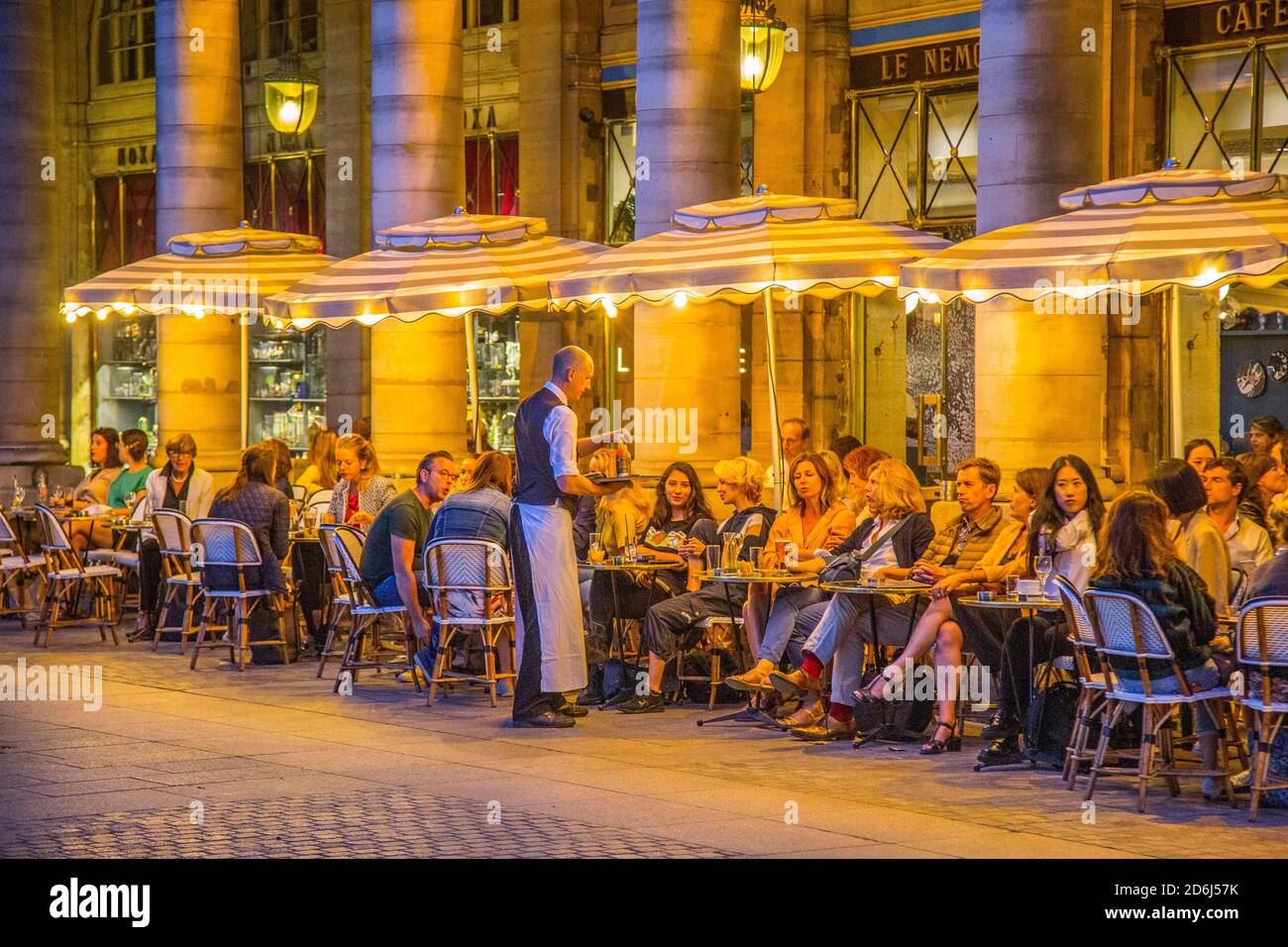 Paris cafe louvre museum Banque de photographies et d’images à haute ...