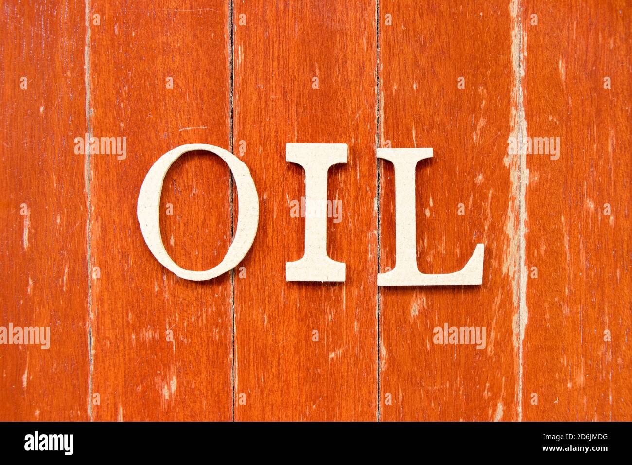 Lettre alphabétique dans le mot huile sur le bois de couleur rouge ...