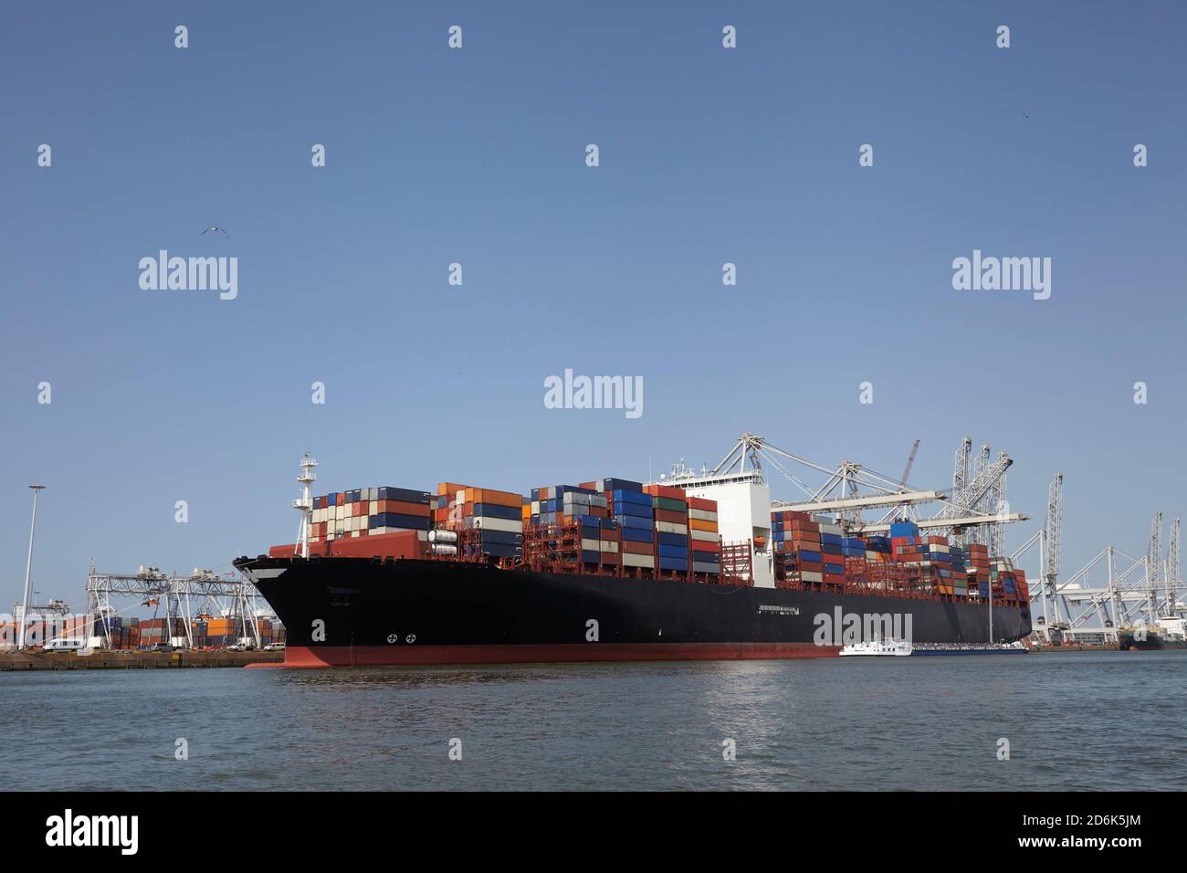 Rotterdam, pays-Bas. Vue d'un grand containership amarré dans le ...