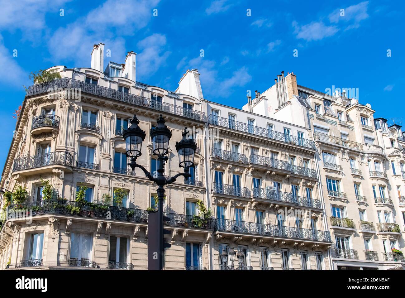 Paris, façades et rue typiques, beaux bâtiments de la République Photo ...